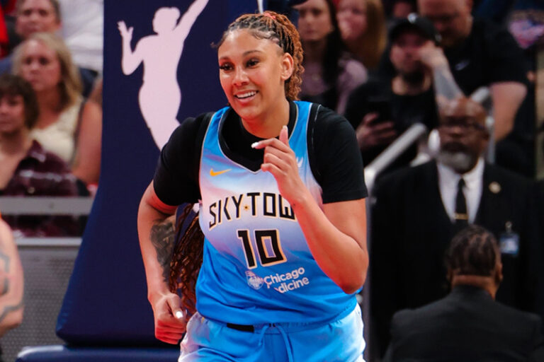 Caitlin Clark vence em estreia de Kamilla Cardoso na WNBA